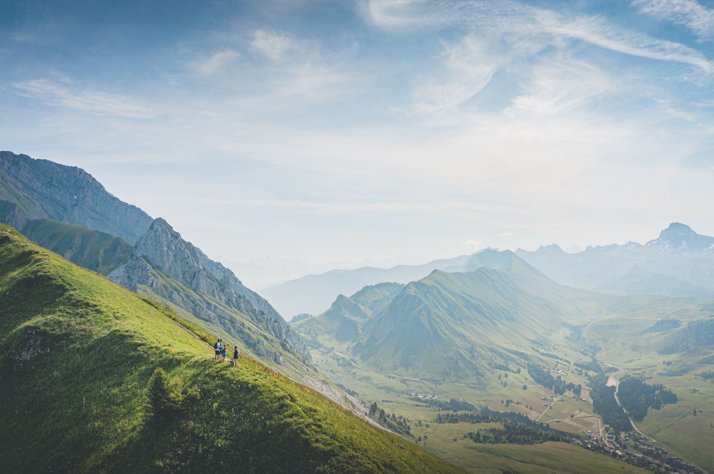 Hiking in the Aravis mountains | Auberge Nordique